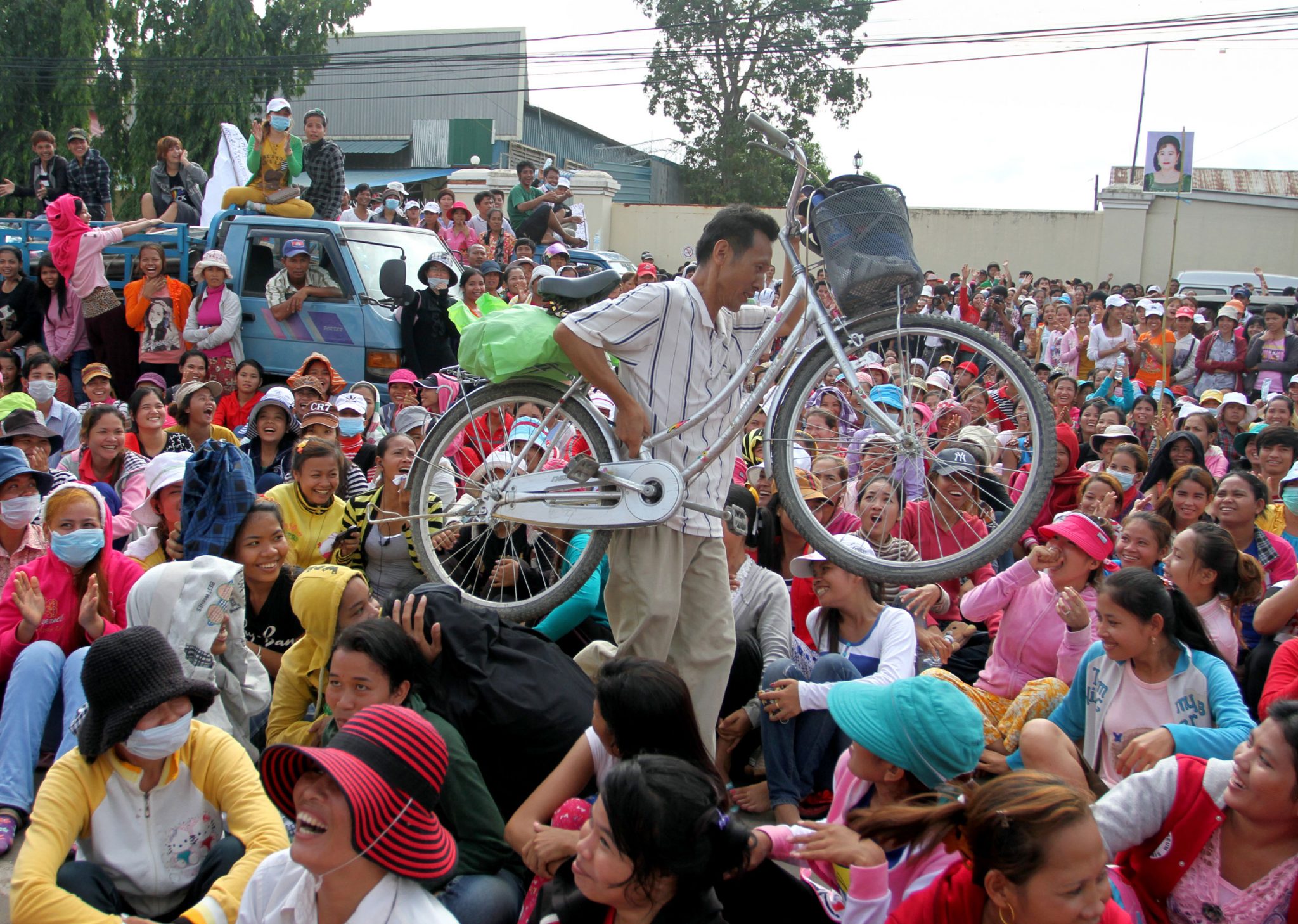National Road 2 Blocked by 2,000 Protesters - The Cambodia Daily